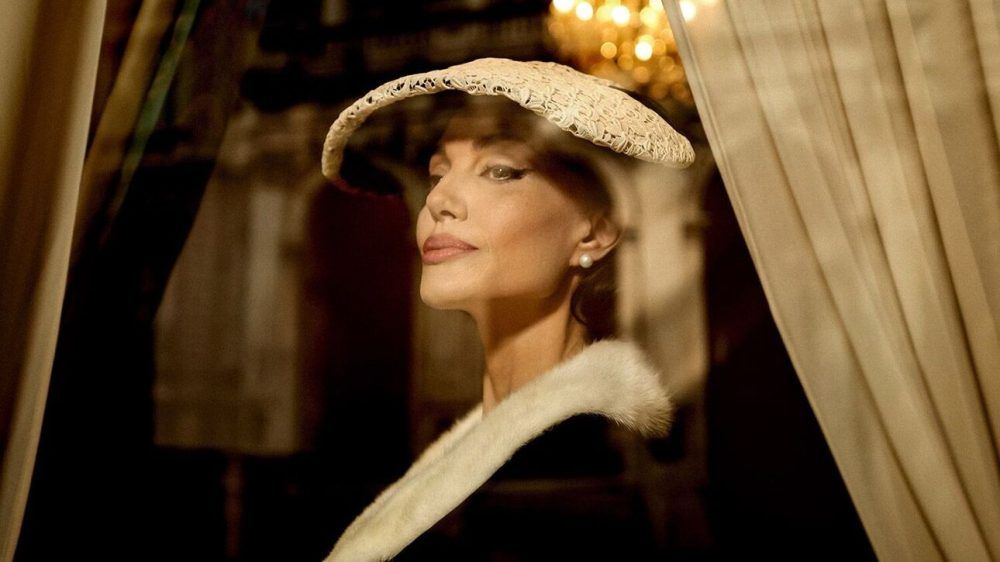 ΠΡΩΤΗ ΜΑΤΙΑ ΤΗΣ ANGELINA JOLIE ΩΣ ΜΑΡΙΑ ΚΑΛΛΑΣ ΣΤΗΝ ΝΕΑ ΤΗΣ ΤΑΙΝΙΑ ...